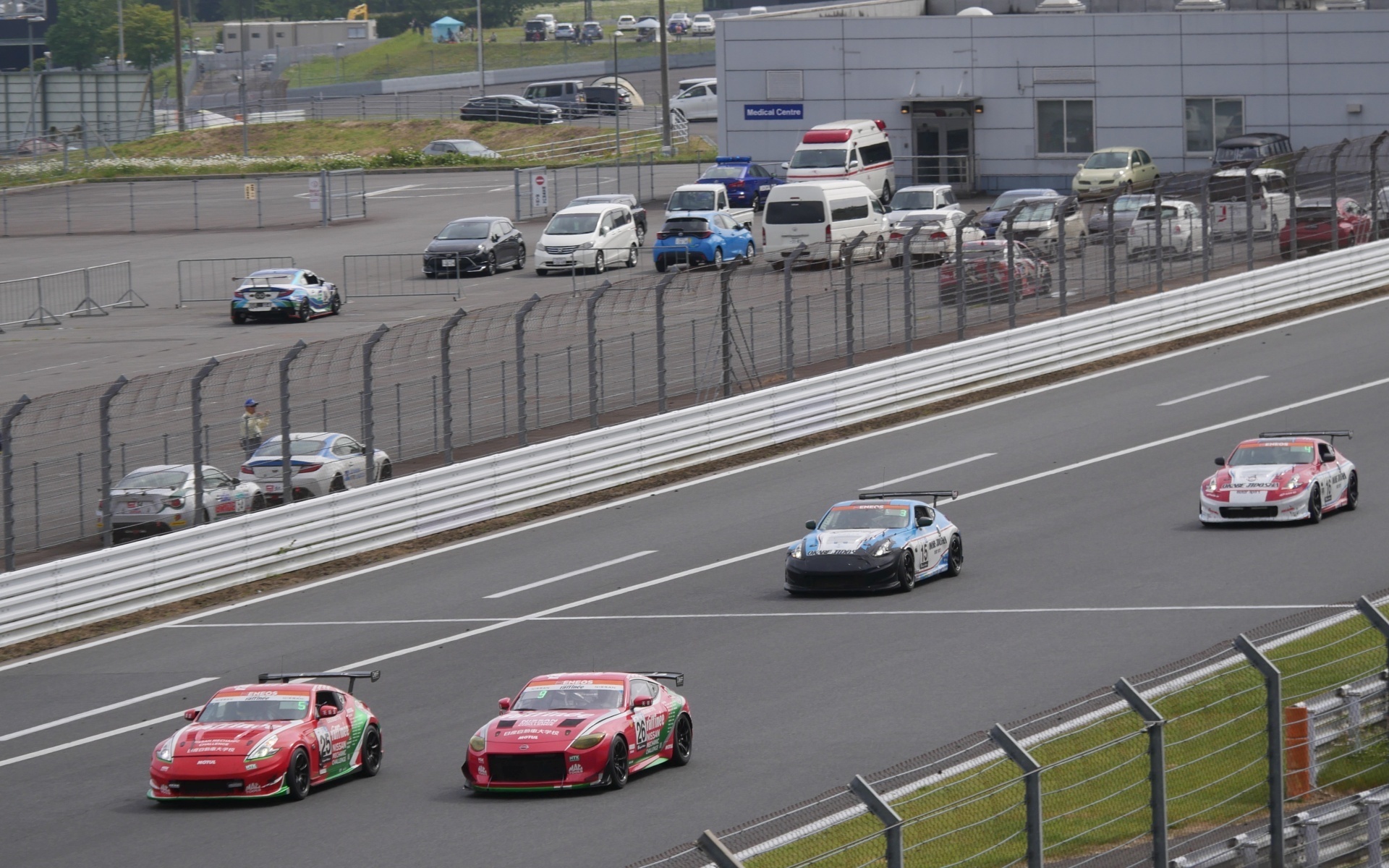 富士24時間レースのデイトナフィニッシュ: レースとレールと、車に乗って